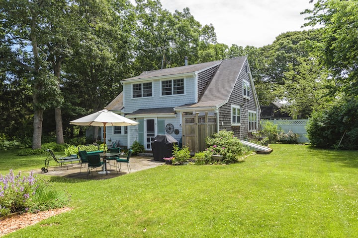 Adorable Oak Bluffs Cottage - Oak Bluffs, MA