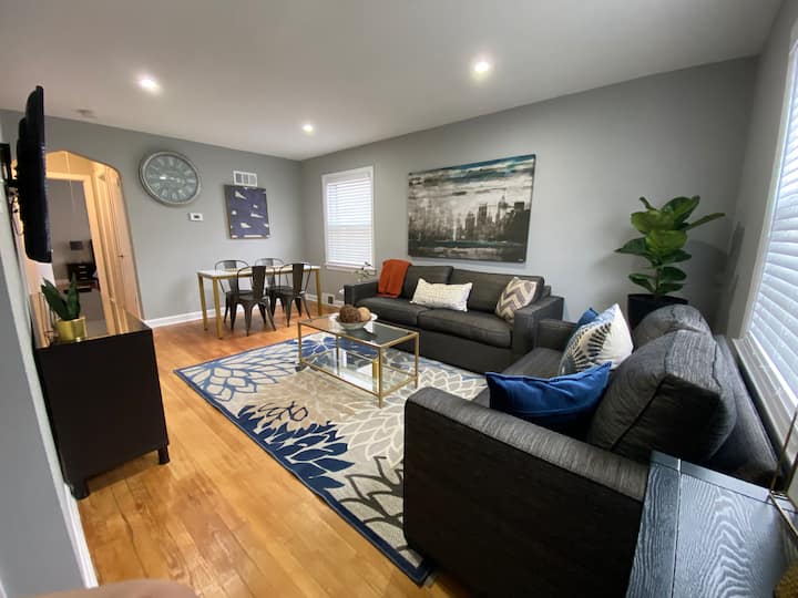 Superhost Spacious 3br W/parking | Family Friendly - Chicago, IL