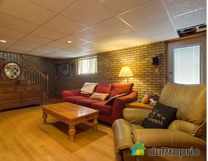 Charming & Safe Place In A Very Hospitable Family. - Sherbrooke
