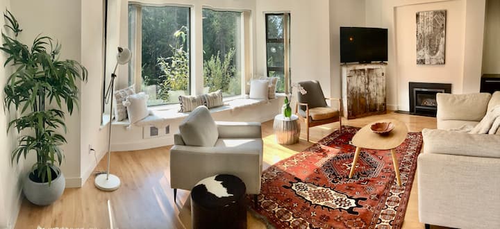 Modern Mountain Getaway-2 Bedroom 2 Bath. Hot Tub. - Whistler