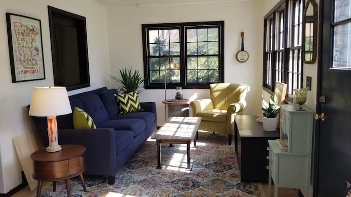 Sweet & Sunny St. Paul Hideaway! *Great Location* - Saint Paul, MN