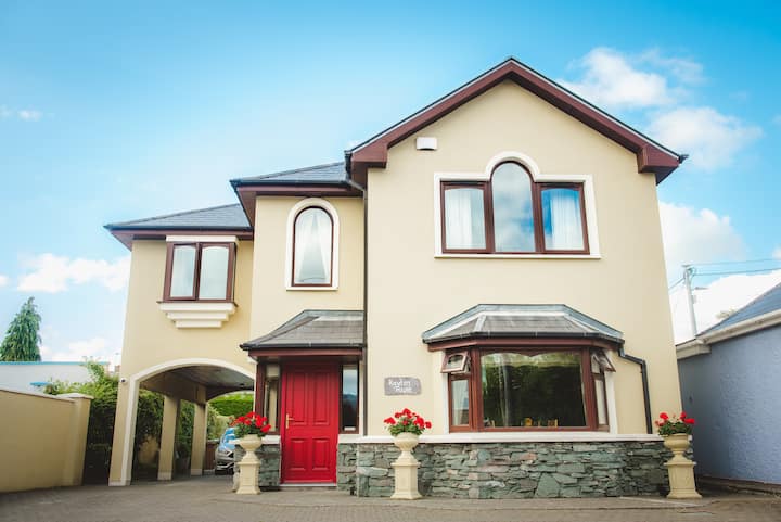 Super Location !
3 Bedroom Suite.
7 Guests Max. - Killarney