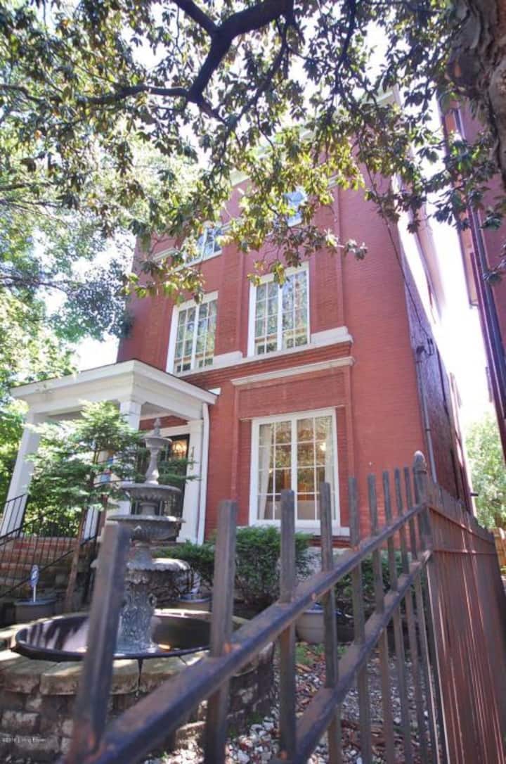 Old Louisville Apartment At Brown & Williamson - Louisville, KY