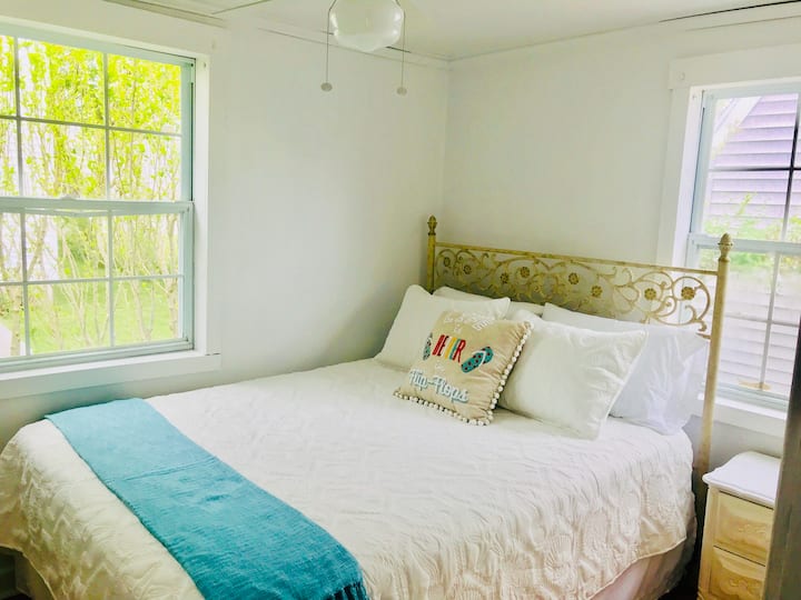 Adorable Renovated Cottage A Block From Beach - Old Lyme, CT