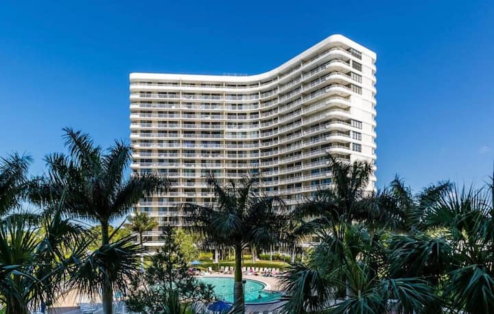 Beachfront Oasis: Walk To The Waves! - Marco Island, FL
