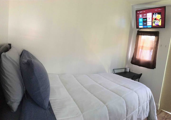 Tiny Studio W/private Entrance,bathroom & Parking! - North Miami Beach, FL