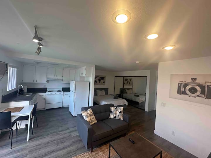 Bright Studio W/ Balcony, Pool, Gym, Parking! - Hollywood, CA