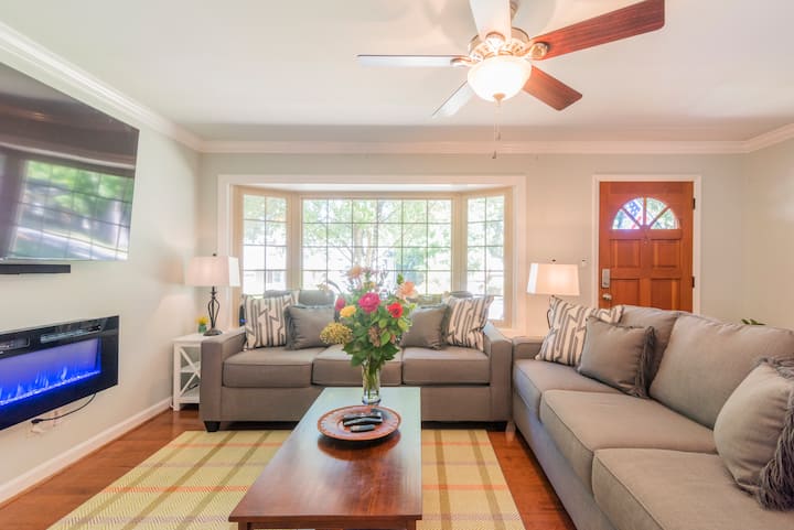 Luxury Location And Convenience With A Hot Tub - Piper Glen Drive – Charlotte