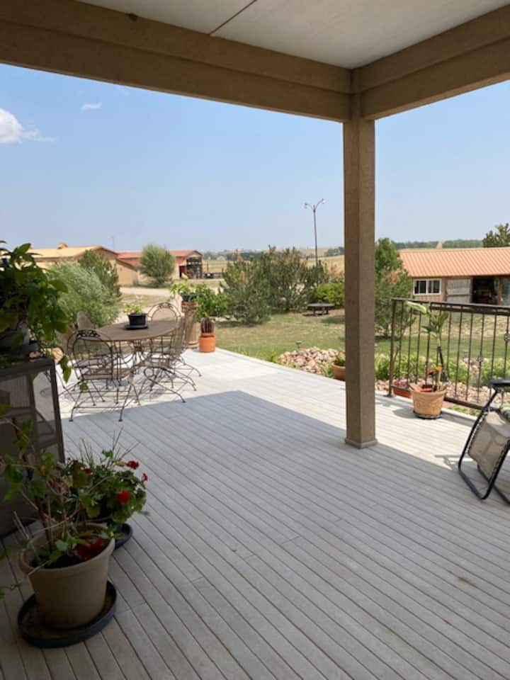 Beautiful Secluded Farm House And Barn Space - Strasburg, CO