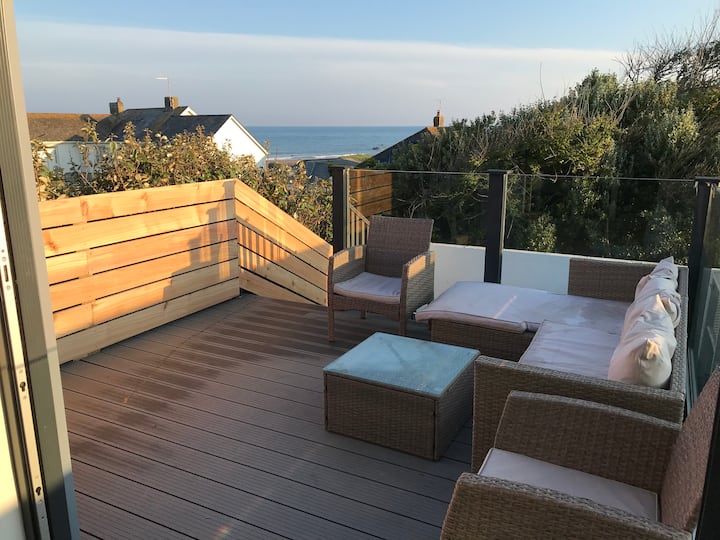 A 4 Bed Surfy Bungalow Opposite Beach W/ Hot Tub - Bude