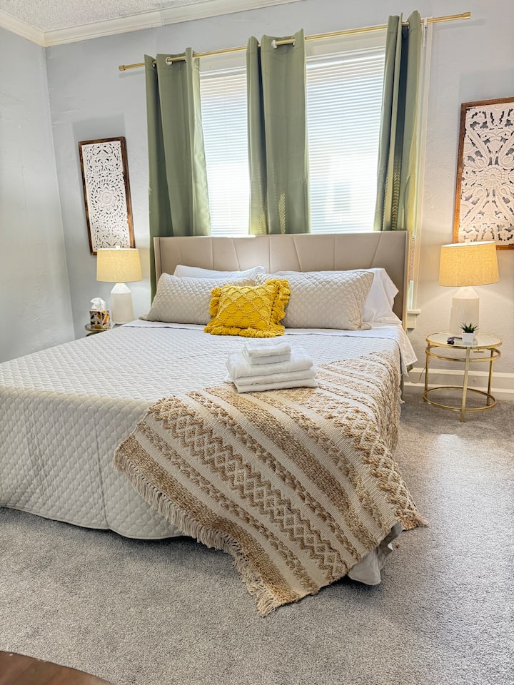Boho Cozy Kind Bed Apt 2nd Flr - Tampa, FL