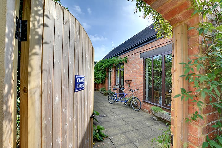 The Coach House Spacious & With Own Walled Garden - Dymchurch