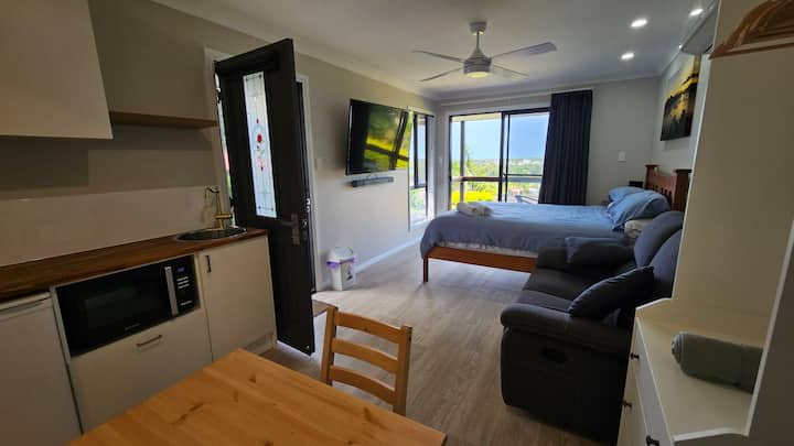 Luxury Hillside Studio /Bed/1 Bath/parking/views! - Coffs Harbour