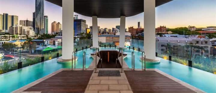 Luxury Escape: 1 Bed, 1 Study, Apartment W/ Pool - Spring Hill