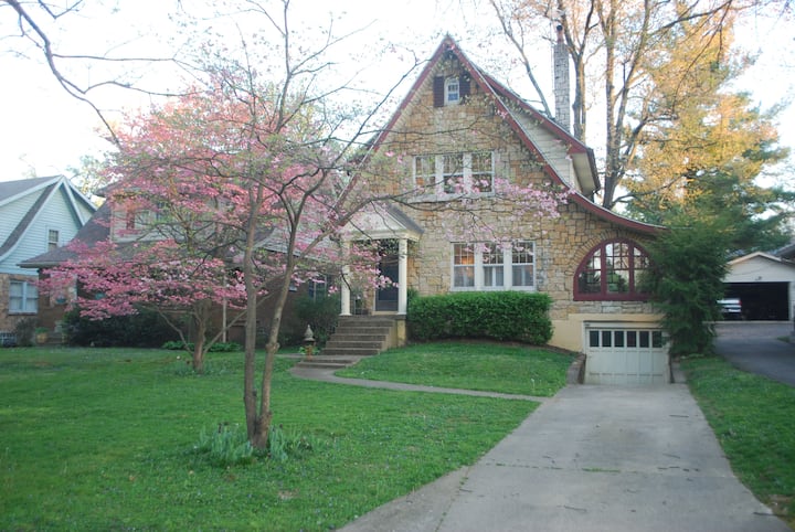Perfect Derby Stay, Central Locale - Louisville, KY