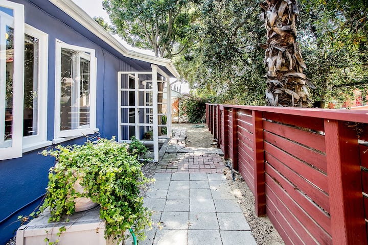 Tranquil Artist Retreat W/ Patio - 