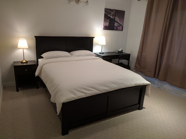 A Private Bedroom With A Queen Bed By Yonge Subway - Toronto