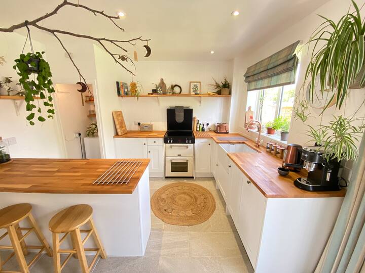 Bright, Coastal Home, 10-minute Walk To The Beach - Falmouth