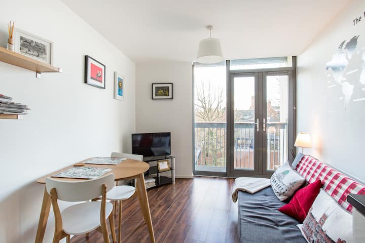 Modern 1 Bed Apartment, Queen's Quarter - Belfast