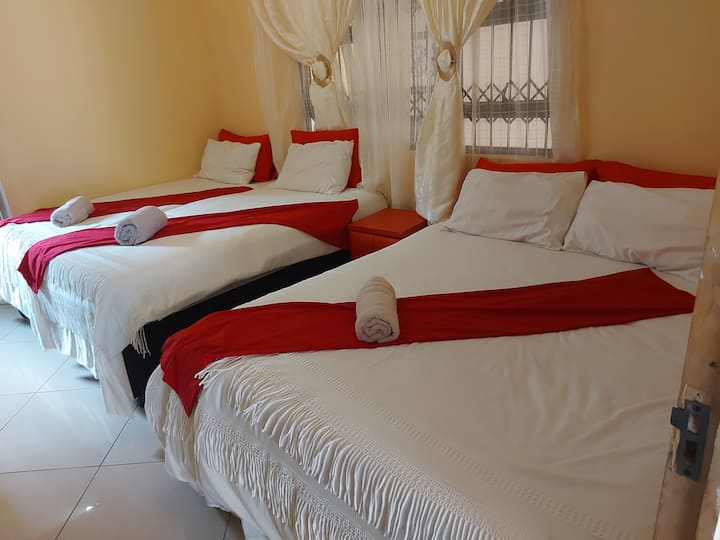 Hlophe's Place Room 1: Deluxe Room - Ifafa Beach