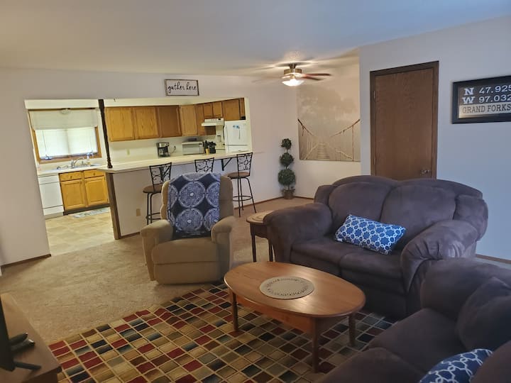 Spacious 2 Br Upper Level Apartment (Altru/und) - Grand Forks, ND