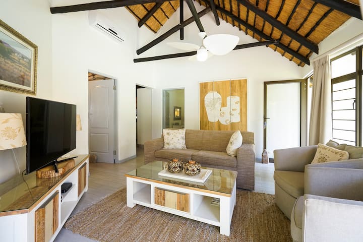 Sunbird Luxury Cottage In Idyllic Garden - Dolphin Coast
