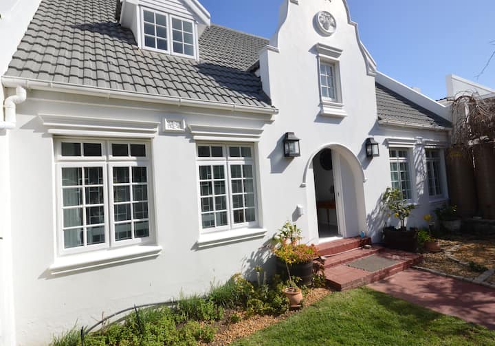 Large Family Home Within Walking Distance To Beach - Hermanus