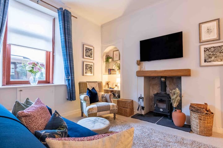 Tartan Terrace • Cosy Home With Wood Burning Stove - Loch Ness