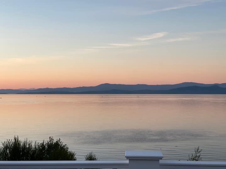 Oceanfront Home  & Private Beach Access - Parksville