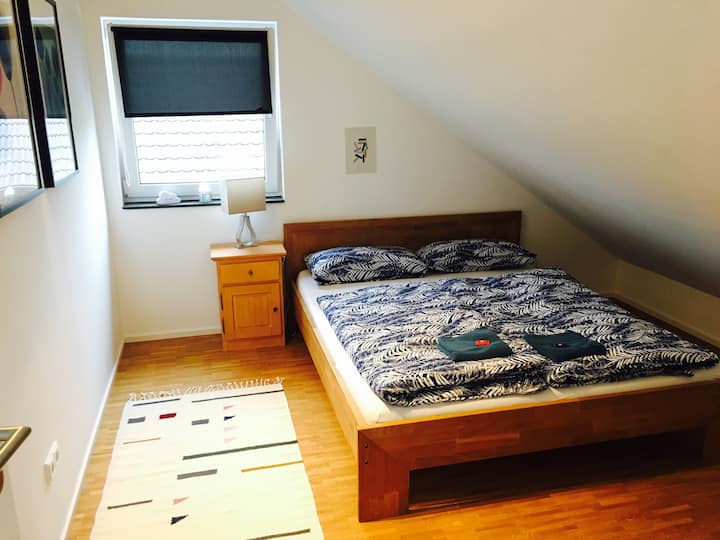 Zimmer Mit Doppelbett, Eigenem Bad Und Couch - Lünen