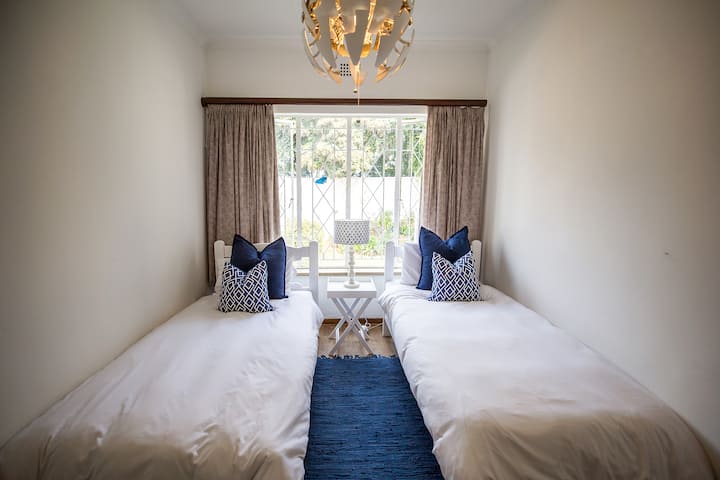 ★ Sunny Twin Room ★ Convenient Location - Johannesburg
