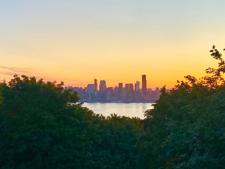 The Admiral Nest Romantic West Seattle View Suite - Seattle, WA