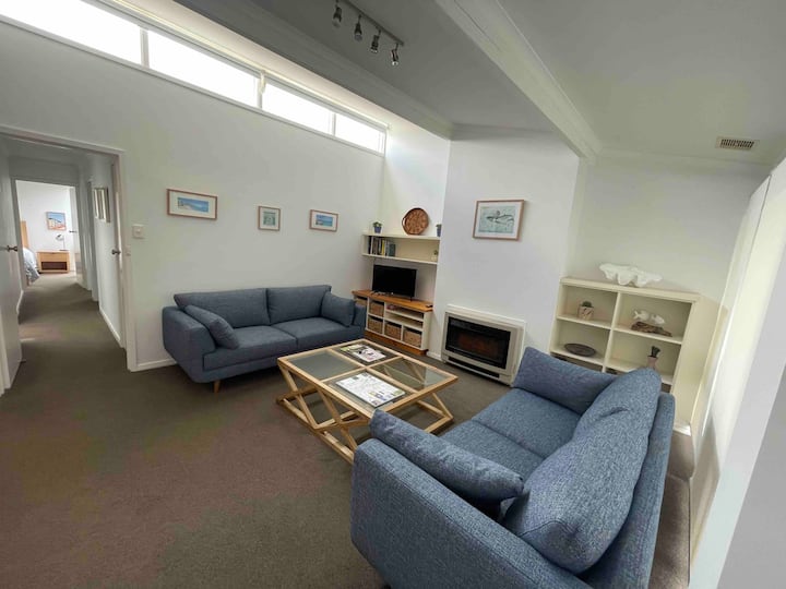 Charming Unit Close To It All - Mornington