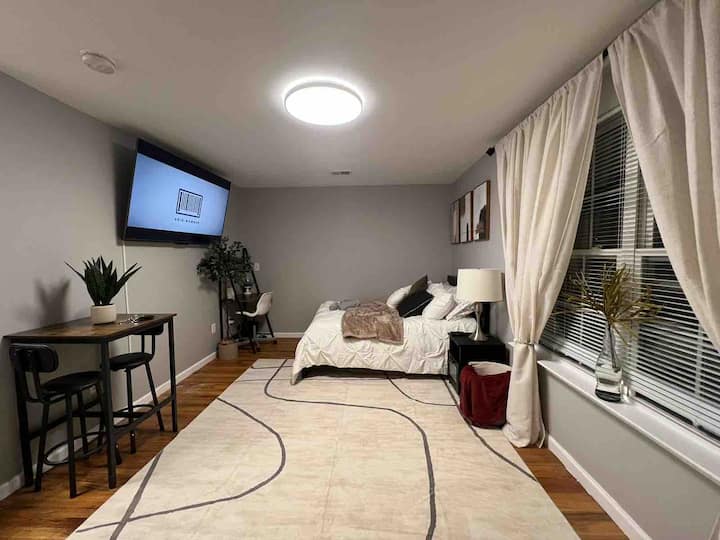 Chic Newark Studio Master + Private Bath - Newark, NJ