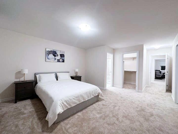 Spacious Master Bedroom En-suite Bathroom #1 - Ottawa