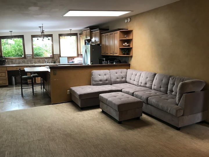 Large Desk/mini Fridge/parking/0.5m Walmart/trails - Bellevue, WA