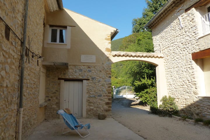 Le Vieux Moulin Du Rieu: Maison + 2 Studios =10prs - Drôme