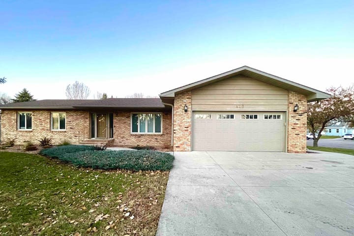 Spacious Home For Large Gathering, New Spa/hot Tub - Fargo, ND