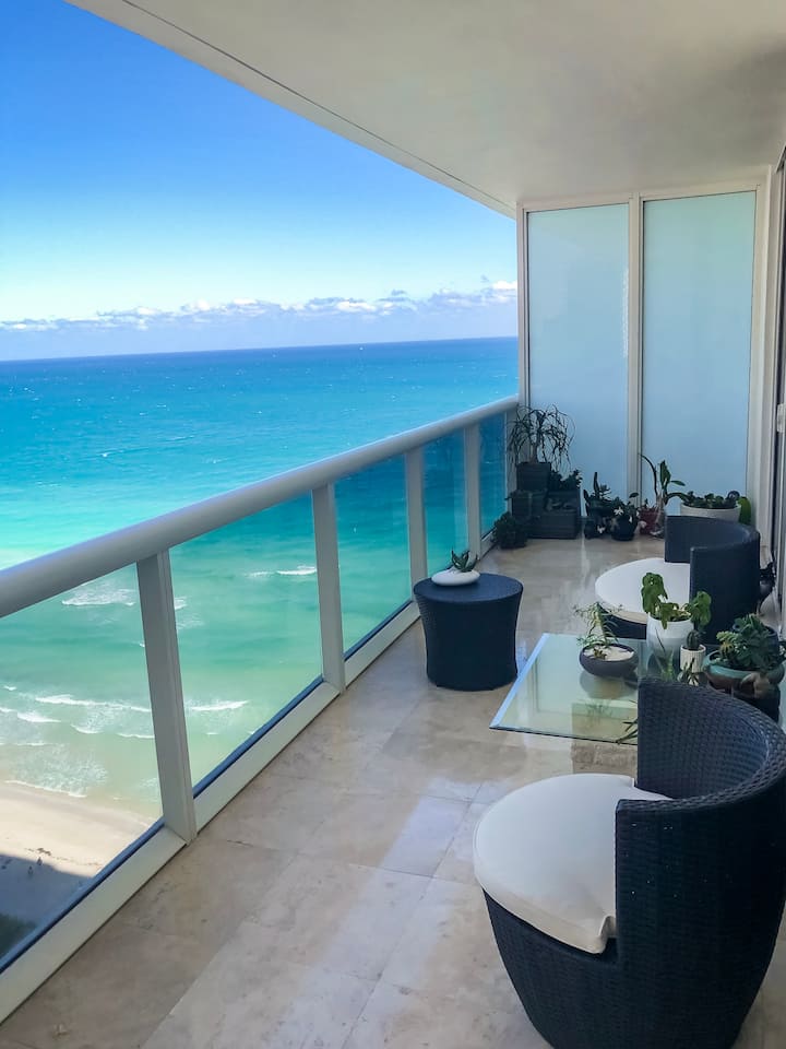 Oceanfront 2+den/2 Bathroom In Hallandale Beach - Hallandale Beach, FL