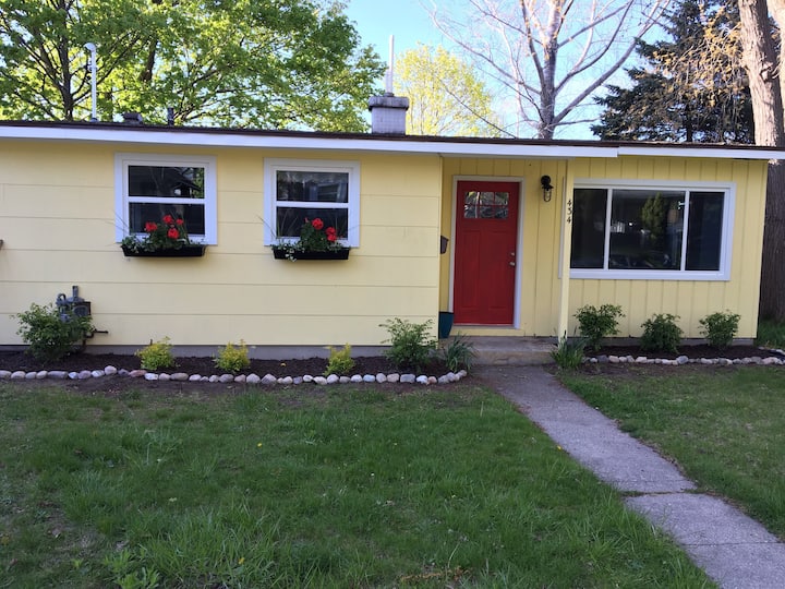 Manistee 2nd St. Cottage - Manistee, MI