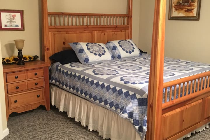 Bea's Berea Room (In Goose Hill Downs B&b) - Berea, KY
