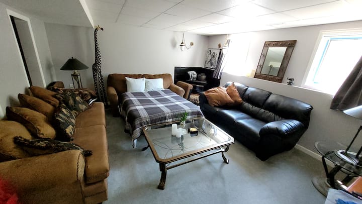 "White House On The Hill" Sleeps 8 - Vernon, BC, Canada