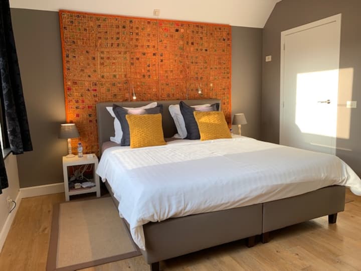 Quiet Room In The Old Centre Of Bruges - Brujas