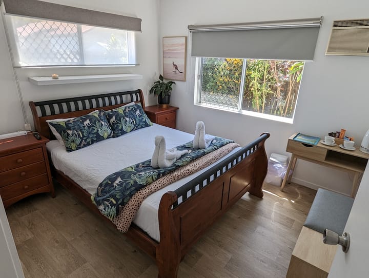 Chill Out In Your Own Private Room In Beach Town - Trinity Beach