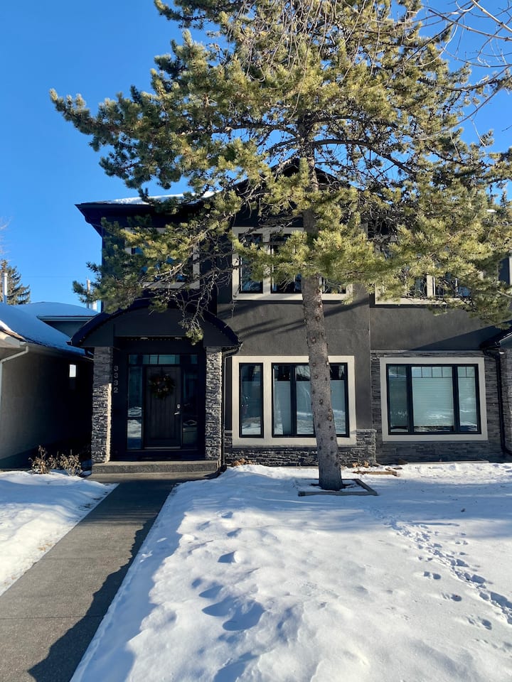 Home For Rent In The Sw With Hot Tub And Full Bar - Calgary