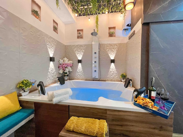 Luxurious Apt | Hot Tube | Prime Location | 3bed - Cali