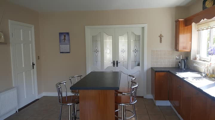 Comfortable King Size Ensuit Bedroom With Tv /Wifi - Longford