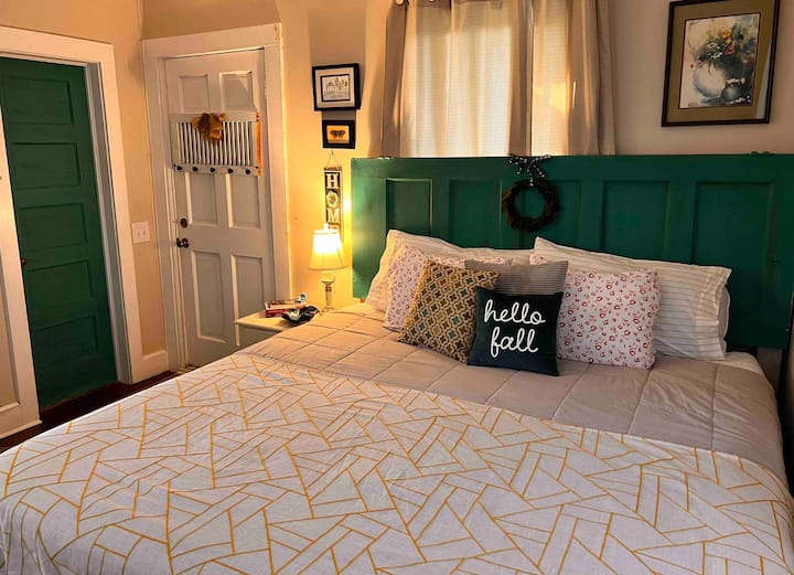 Downtown Opelika Studio Guesthouse - Auburn University, Auburn