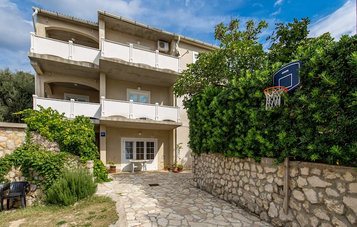 Apartman S Velikom Terasom - Pag