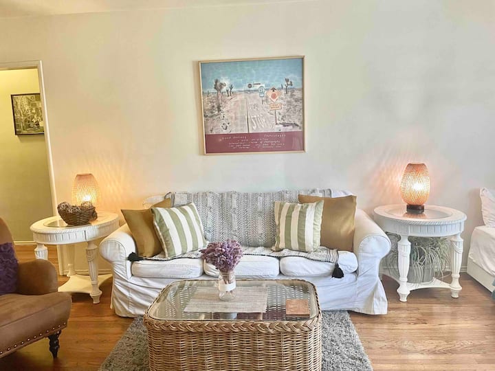 Fab Furnished Condo At Best Price! - Los Angeles, CA